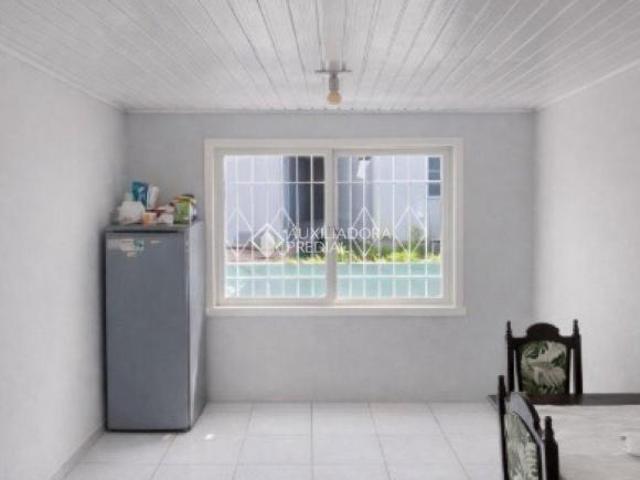 Terreno com duas casas construídas, ideal para quem deseja morar e também obter renda com aluguel