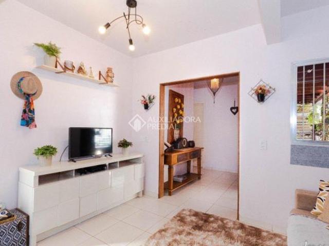 Terreno com duas casas, piscina, area gourmet com churrasqueira e vaga para ate 4 carros!