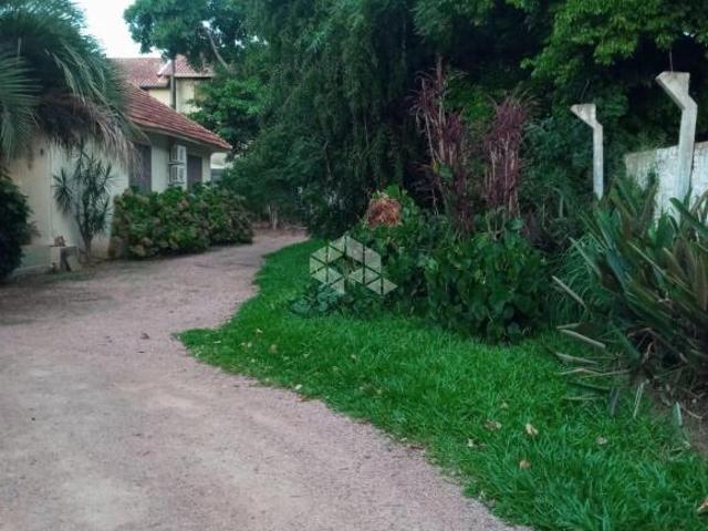 Terreno com duas casas, salao de festas com churrasqueira, piscina, bairro Tristeza