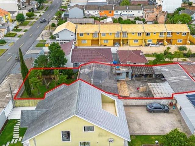 Terreno com duas casas térreas a venda no Hauer