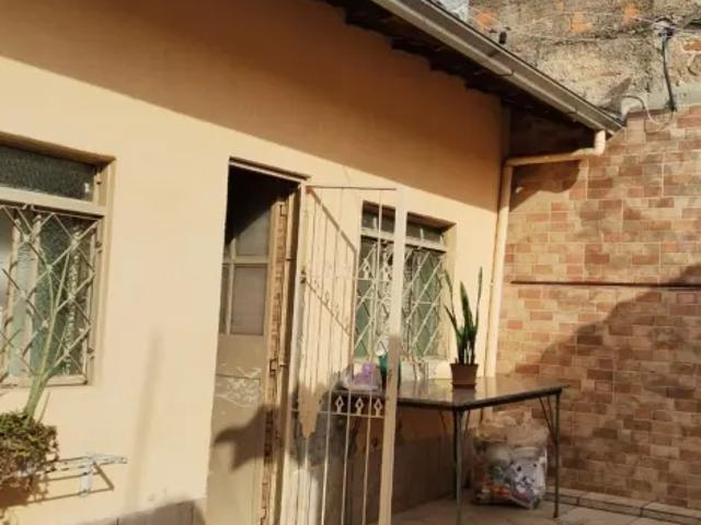 Terreno com duas frentes, três casas. Duas c/dois dormitórios e a outra tipo ti