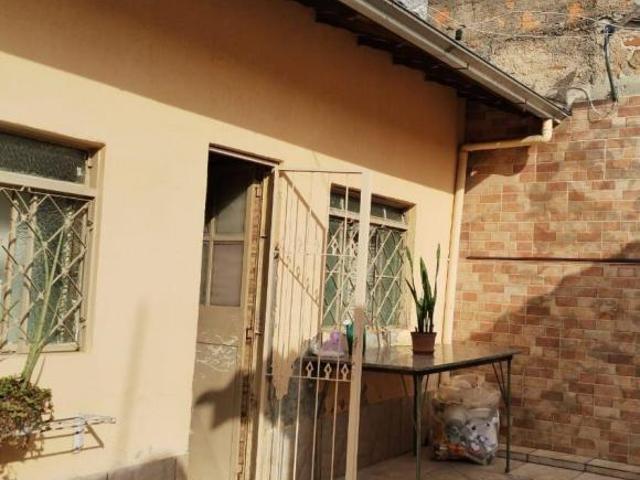 Terreno com duas frentes, três casas duas c/dois dormitórios e a outra tipo ti