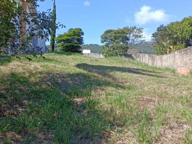 Terreno com linda vista em topografia declive, em um condomínio dentro da cidade com total infra est