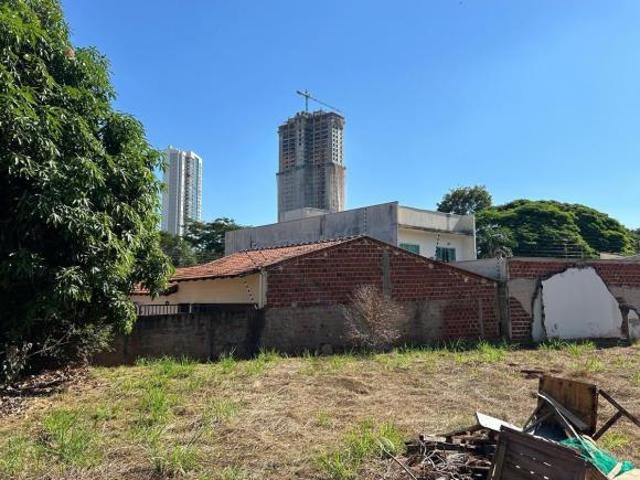 Terreno com localização privilegiada na Zona 08 Área 614 m2 17,40 m x 35,30 m Contato: Izael 44 9