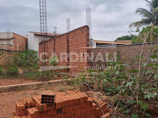 Terreno com ótima localização, com construção em andamento