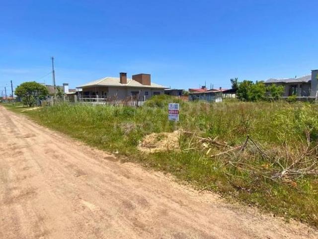 Terreno com ótima posição solar no Balneário Pérola, ideal para construir e investir!