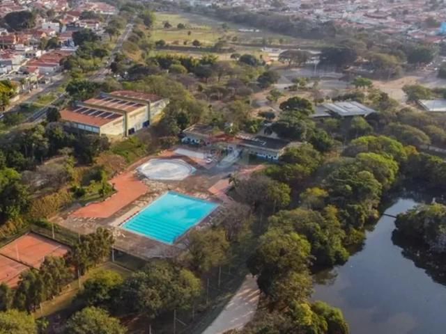 Terreno Comercial: 400 m², topografia plana para alugar. Perto da Lagoa do Taquaral, área com excele