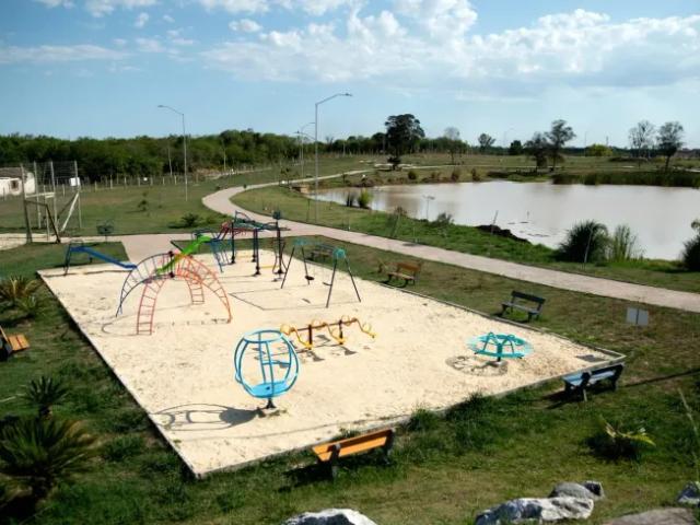 Terreno comercial à venda no Quinta do Lago, Três Vendas: 553 m², 12 m de frente e 48 m de lateral