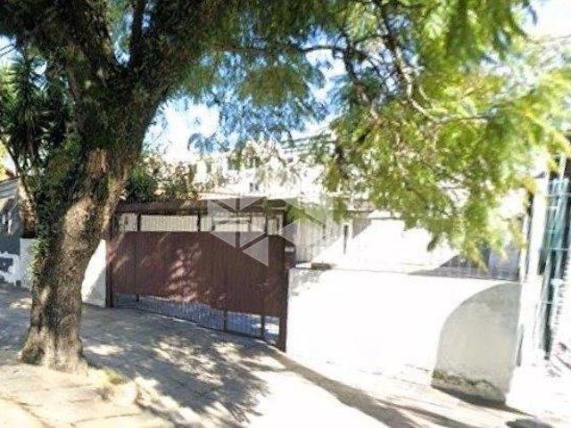 Terreno Comercial com 300m² contendo casa com 3 dormitórios e garagem coberta para 3 carros no bairr