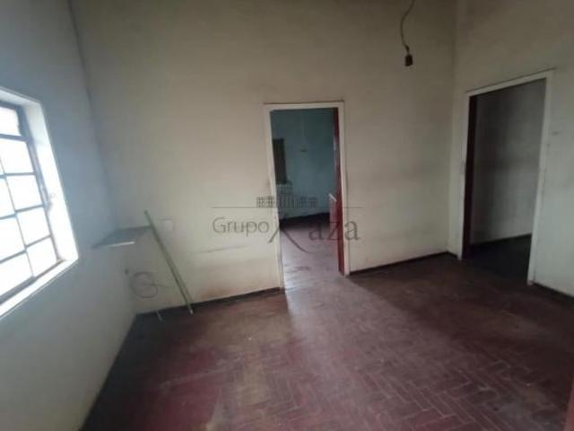 Terreno Comercial/Residencial Centro 616m² Consta duas casas antigas para demolição