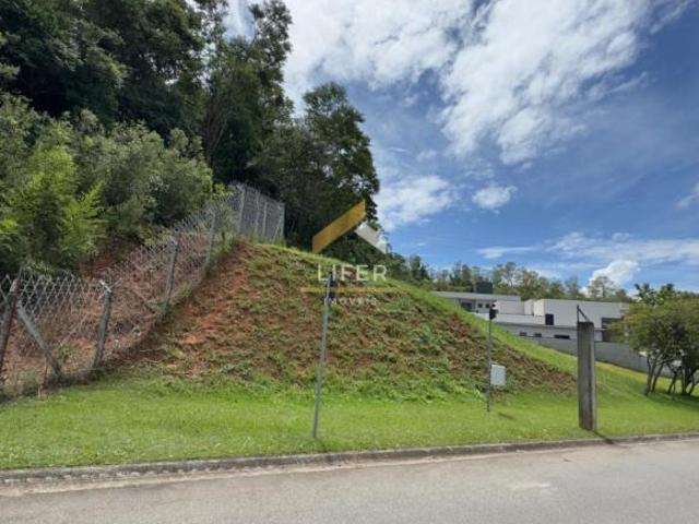 Terreno de Alto Padrão à Venda – 852 m², Louveira/SP