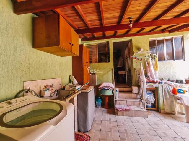 Terreno de com 02 casas e uma com planejados e área de serviço. 06 vagas de gara