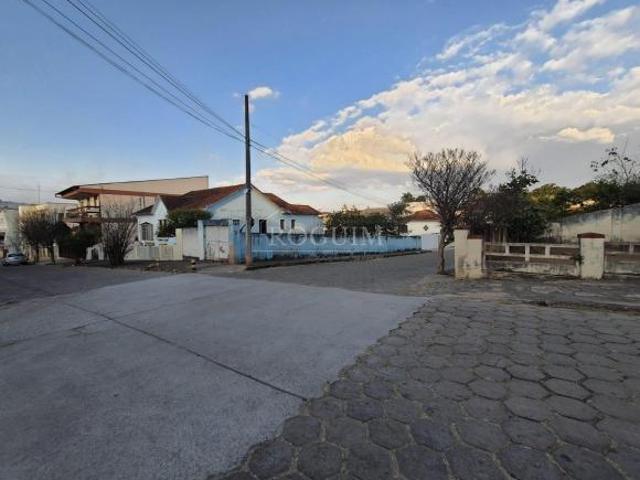 Terreno de esquina, 125,9m, plano, murado, centro de Andrelandia MG