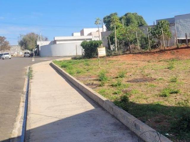 Terreno de esquina com ótima localização no bairro Agua Branca, próximo a Master