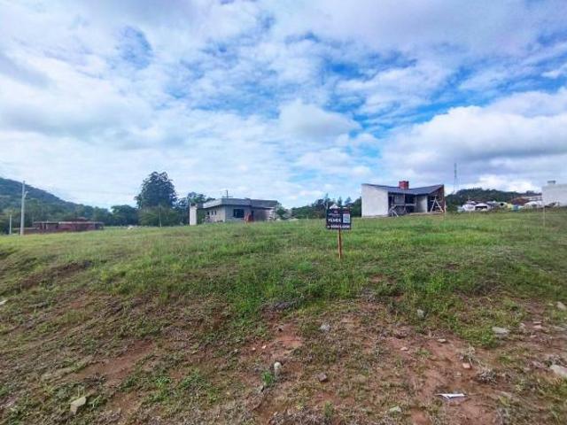 Terreno de esquina com boa metragem