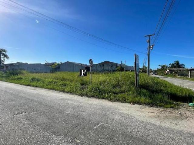 Terreno de esquina com boa metragem para construir