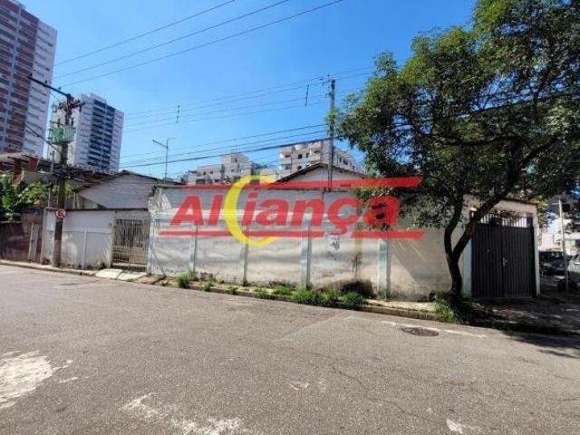 Terreno de esquina com casas antigas