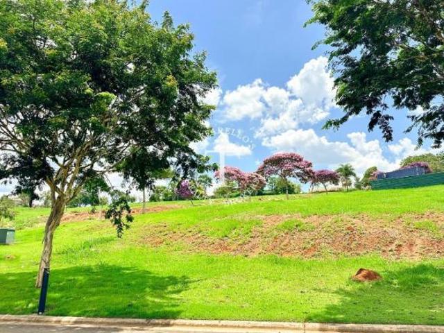 Terreno de Esquina com Excelente Topografia e Localização Privilegiada à Venda no Condomínio Fazenda