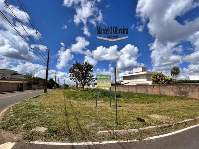 Terreno de esquina com excelente localização no Taquari!