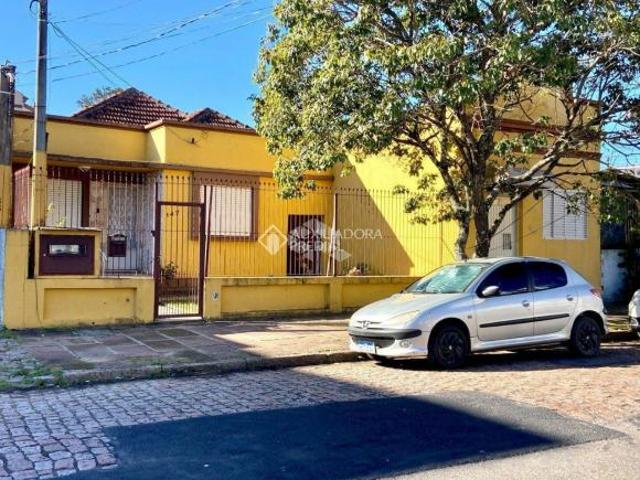 Terreno de esquina com 2 casas