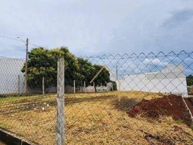 TERRENO DE ESQUINA COM 345 METROS EM BAIRRO TRANQUILO