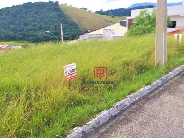Terreno de esquina, com 334m² de área, no Jardim Panorama, em Piranguinho MG