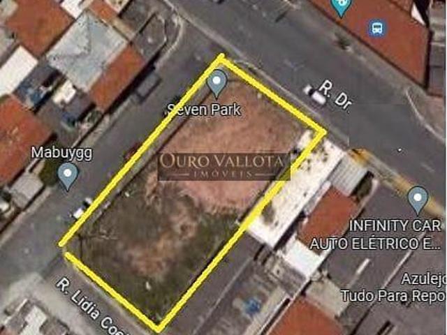 Terreno de Esquina com 594m²