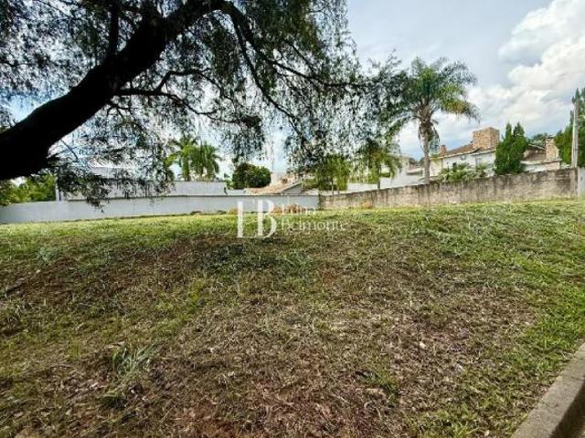 Terreno de Esquina com 850 m2 para venda no Condomínio Marambaia Vinhedo / SP