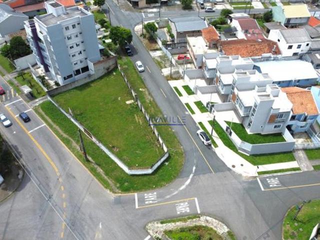 Terreno de esquina comercial ou residencial no Cap