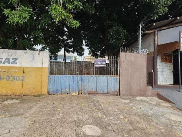Terreno de esquina à venda na Vila Bandeirantes