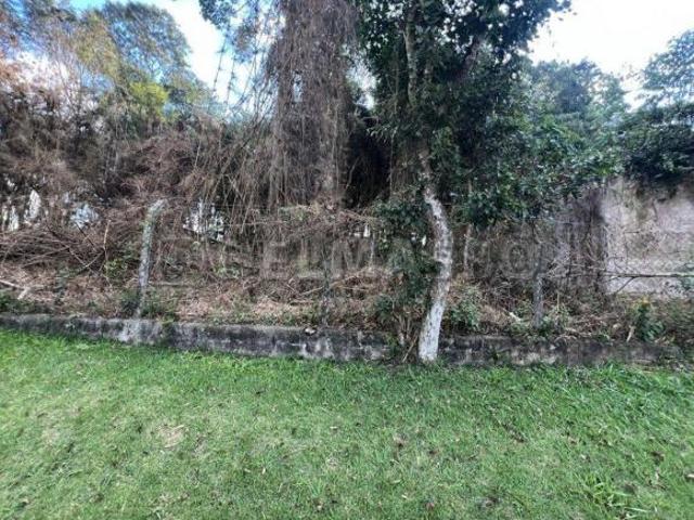 Terreno de esquina bosqueado em condomínio!