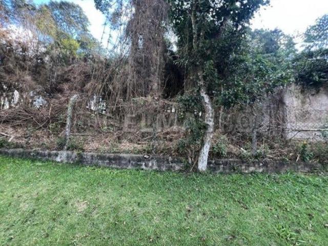Terreno de esquina bosqueado em condomínio!