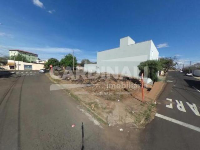 Terreno de esquina bem localizado