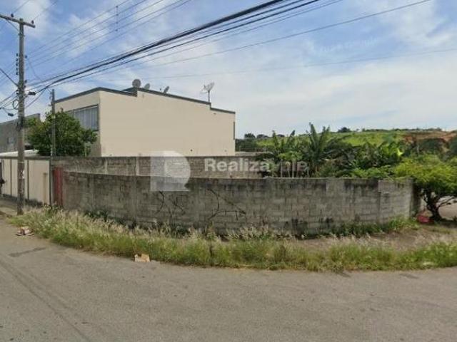 Terreno de Esquina Grande: Oportunidade Única para Construir Seu Sonho!