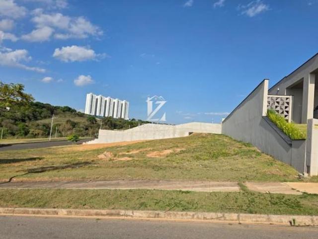Terreno de esquina em condomínio de alto padrão à venda Saint Patrick