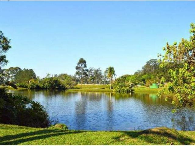 Terreno de esquina em condomínio fechado, de frente para a represa Guarapiranga