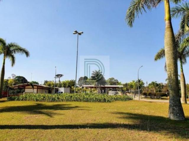 Terreno de Esquina localizado em condomínio de Alto Padrão