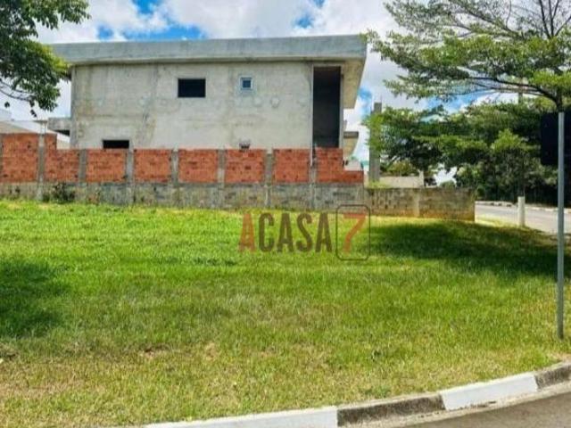 Terreno de esquina no Condomínio Villa Verona