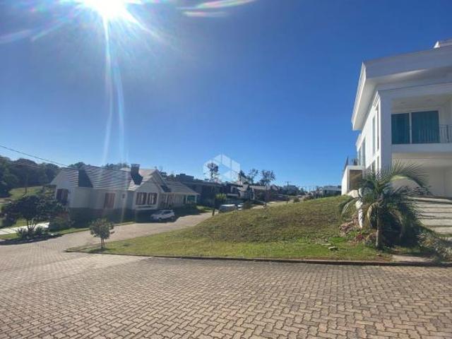 TERRENO DE ESQUINA NO CONDOMÍNIO SERRA AZUL