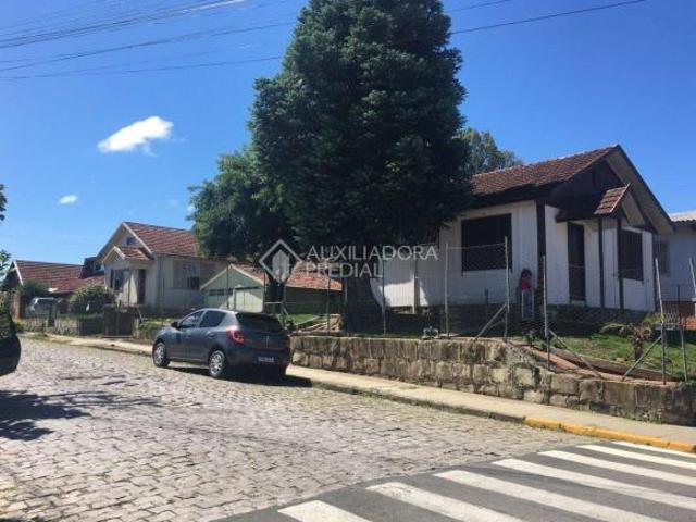 TERRENO DE ESQUINA NO CENTRO DE CANELA