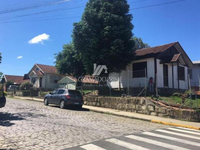TERRENO DE ESQUINA NO CENTRO DE CANELA!