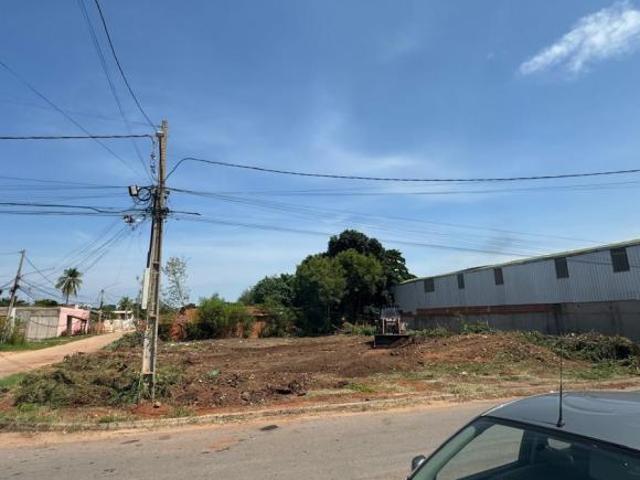 Terreno de esquina no Bairro Construmat