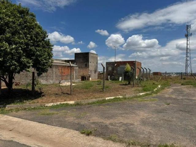 Terreno de esquina no bairro Jardim Leonor