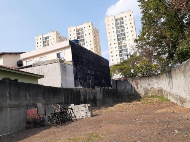Terreno de esquina no Jd Têxtil