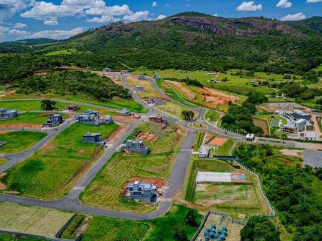 Terreno de Esquina no Portal Lamis Atibaia: Vista para Pedra Grande e Fiação Subterrânea