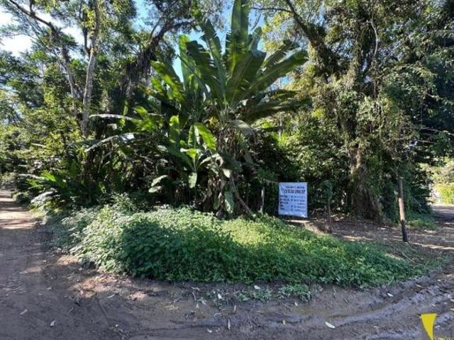 Terreno de esquina na área comercial pronto para construção imediata