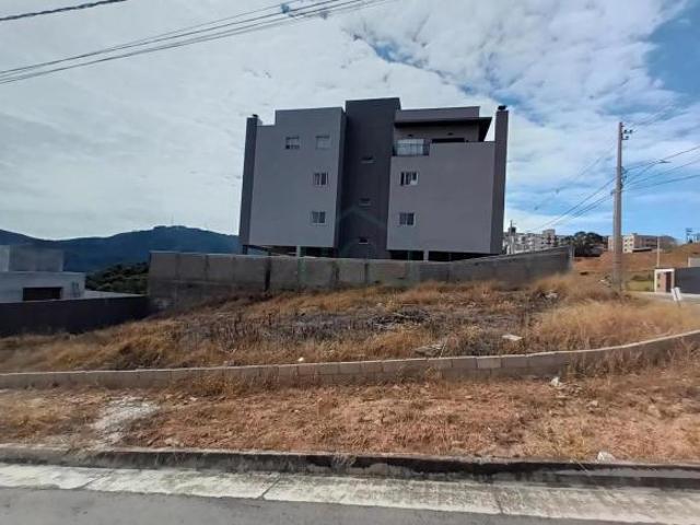 Terreno de esquina residencial/comercial