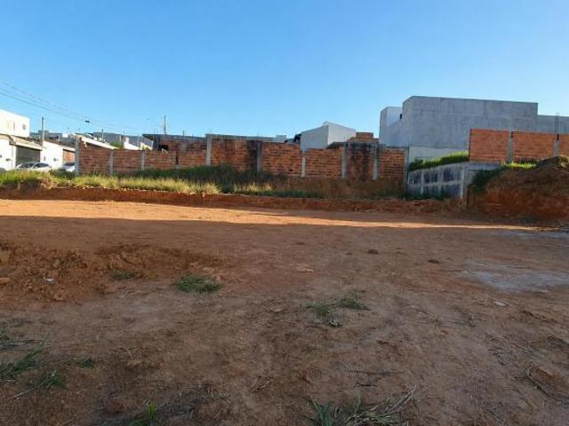 TERRENO DE ESQUINA TOTALMENTE PLANO COM 346 M² NO JARDIM SETE VILLE