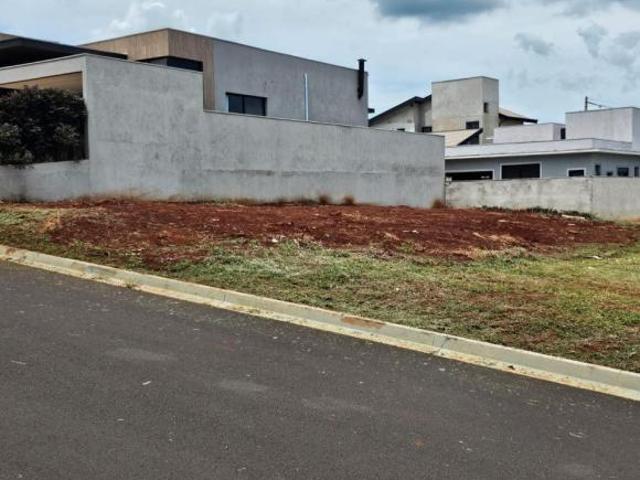 Terreno de ilha bem posicionado no Condominio Alto do Castelo 1 | Aqui na Rosa e Rangel