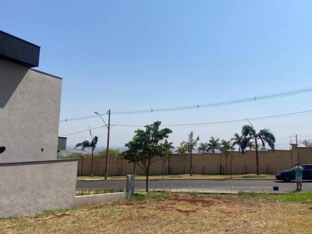 Terreno de ilha no Cond Alto do Castelo 1 | Aqui na Imobiliária Rosa e Rangel